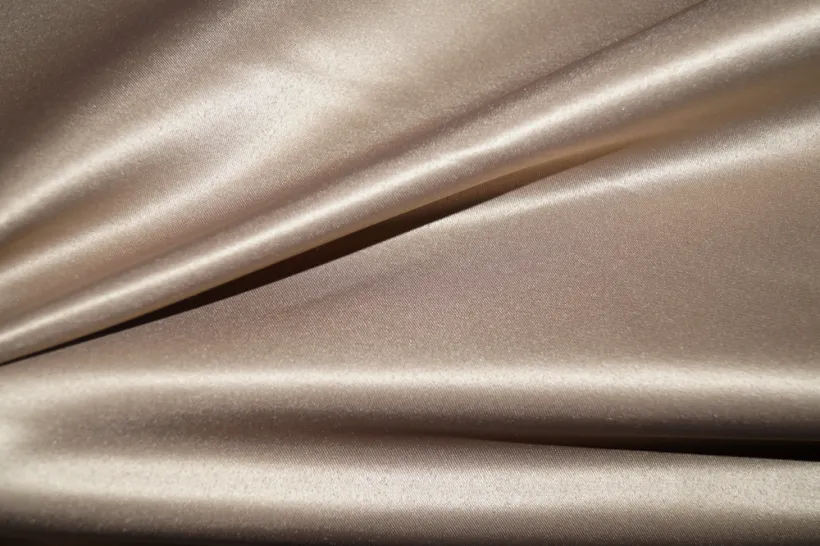 Satijn stof - Bruidssatijn - beige - 1675-152 - De Stoffenkraam ...